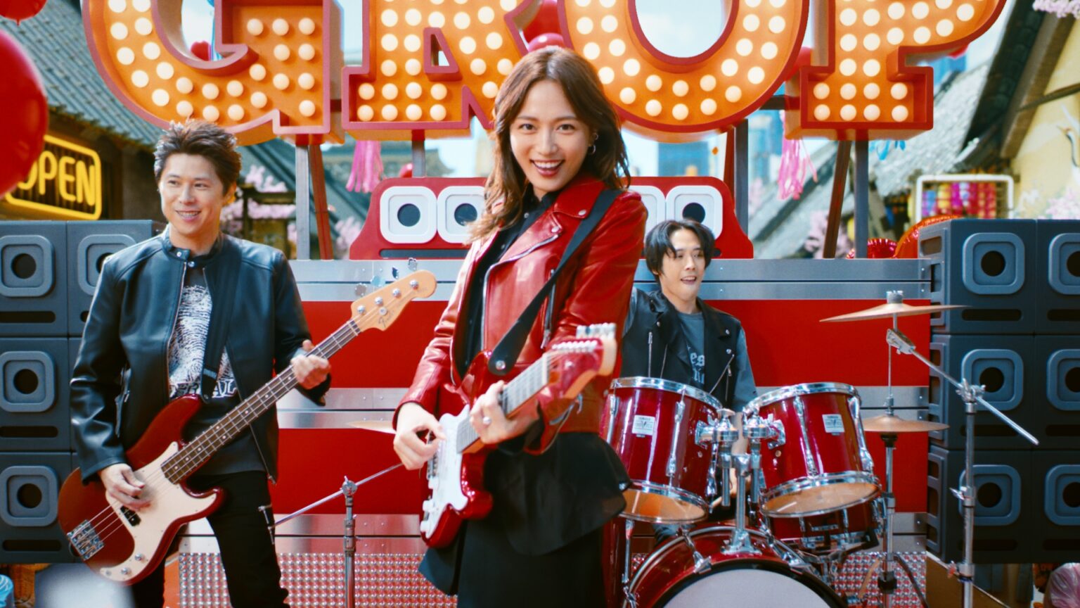 「NEO江戸」で大盛り上がり！川口春奈さんがロックで魅せる新CM | 2025年の面白いCMを集めたウェブサイト | オモシロイCMマトメマシタ